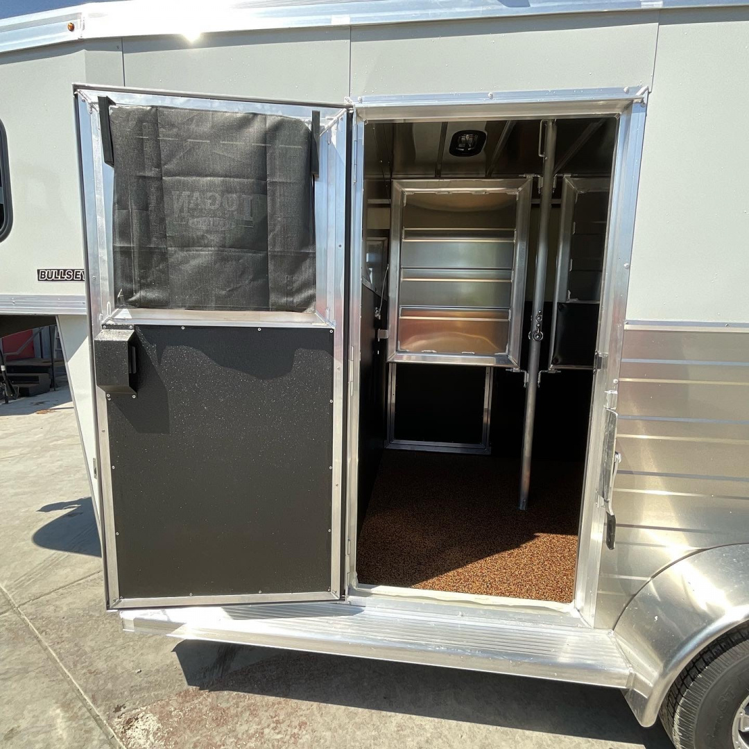 Used 2022 Logan Coach BULLSEYE 2 HORSE GN STRAIGHT LOAD Horse Trailer ...